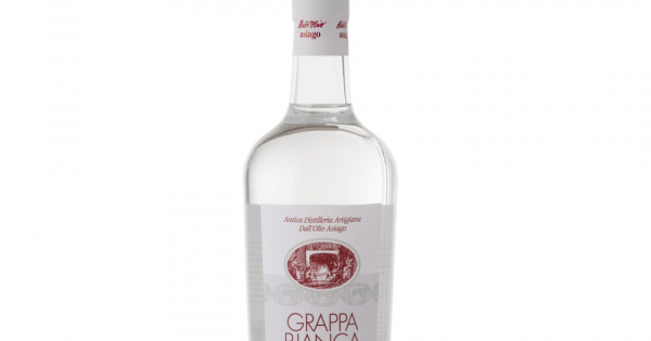 La Grappa Bianca è distillata da vinacce vergini Glera, uva prosecco